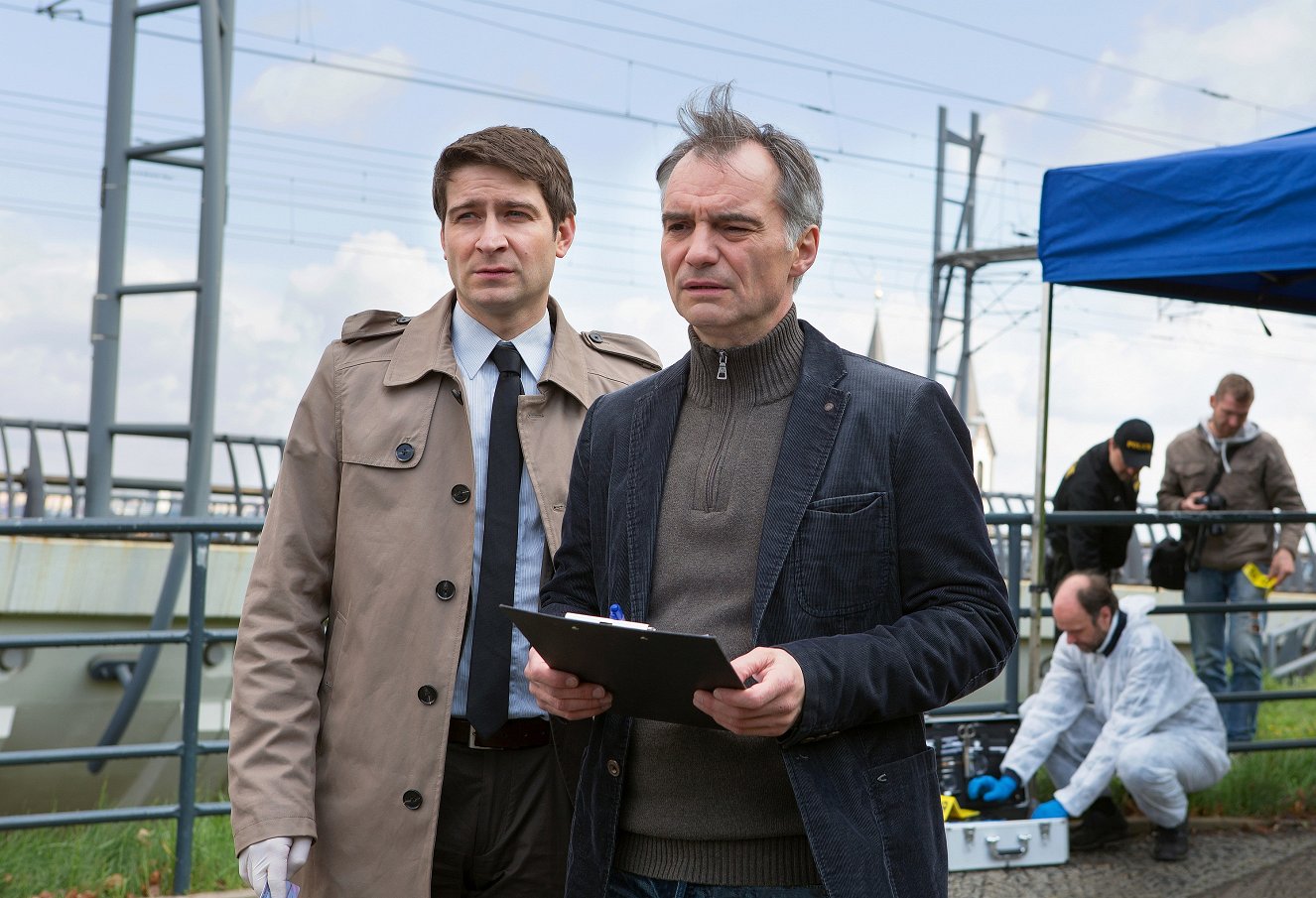 Vraždy v kruhu - Zlíbám tě, až zabiješ (E03) (2015) | Ciekawostki ...