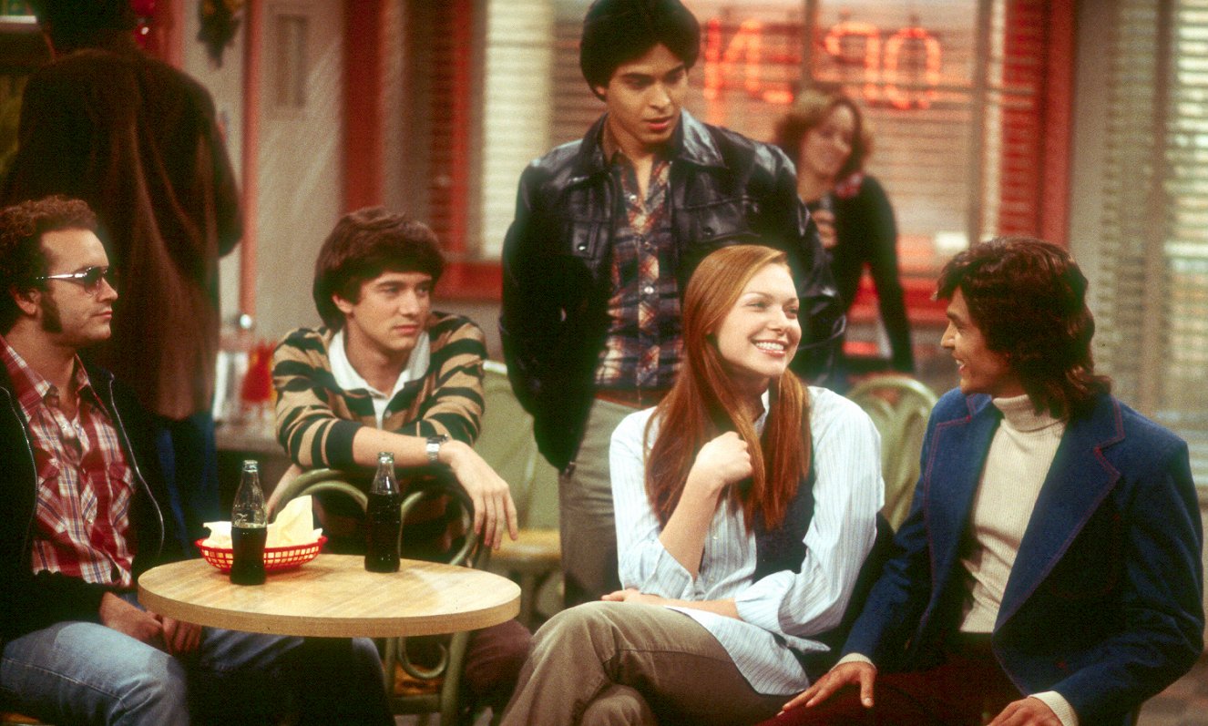 That '70s Show - Eric's Hot Cousin (S04E14) (2002) | Creators | ČSFD.cz