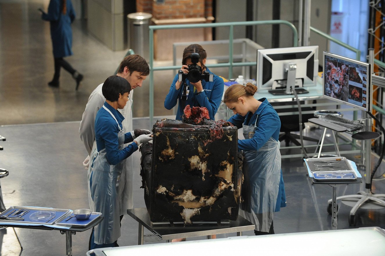 Bones - The Recluse in the Recliner (S09E24) (2014) | ČSFD.sk