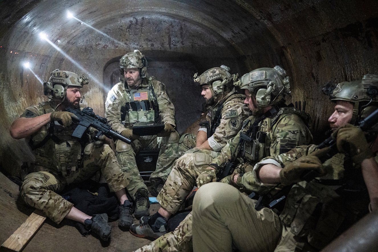 SEAL Team - Hollow at the Core (S04E13) (2021) | Creators | ČSFD.cz