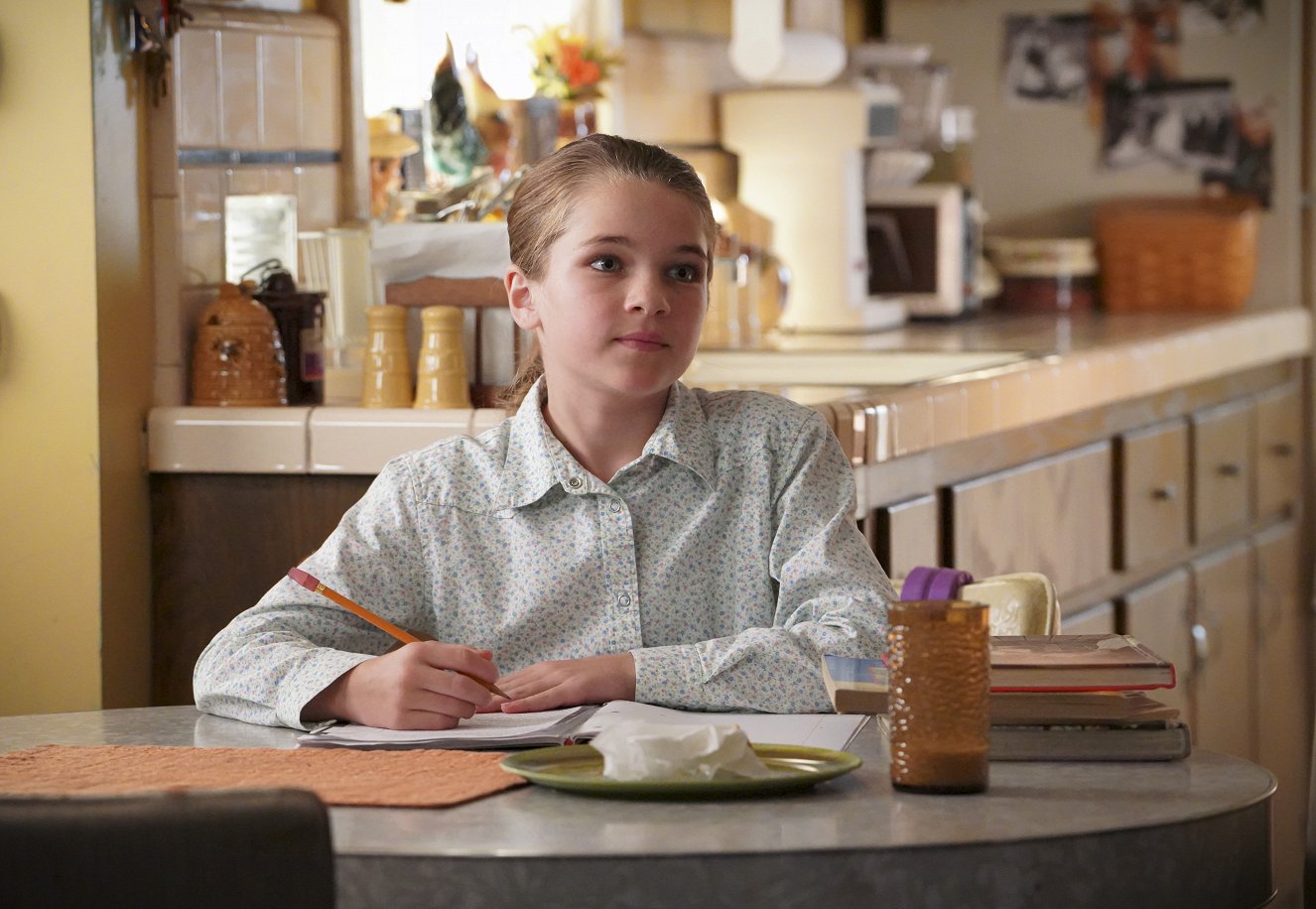 Young Sheldon - A Party Invitation, Football Grapes and an Earth ...
