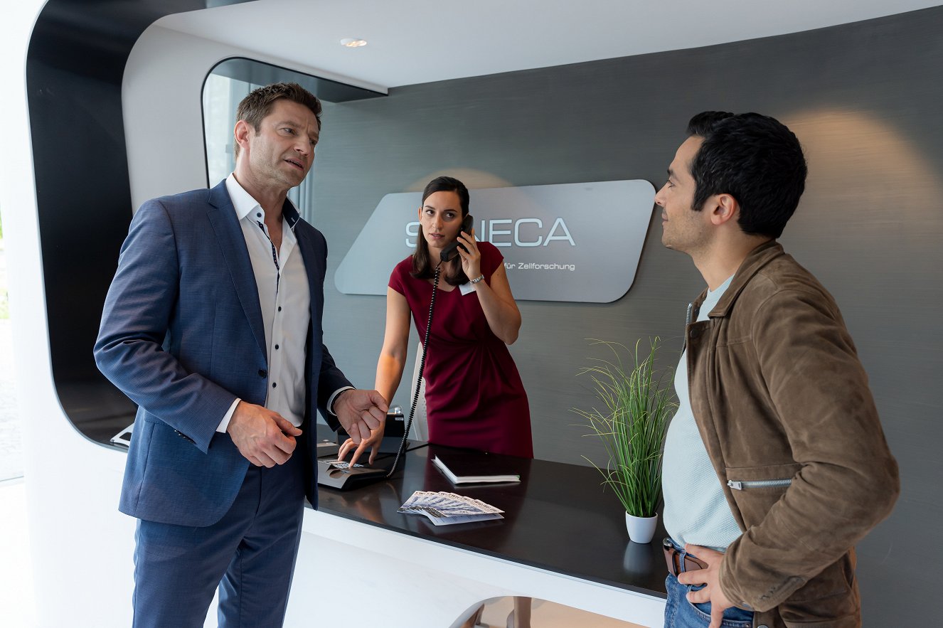 Die Rosenheim-Cops - Es liegt was in der Luft (S21E26) (2022) | ČSFD.cz