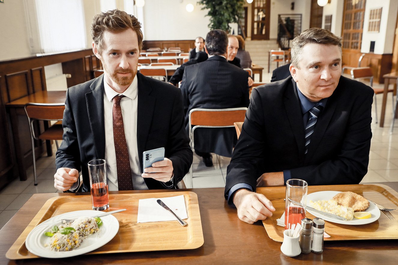 Sedm schodů k moci (2023) | Galerie - Ze seriálu | ČSFD.cz