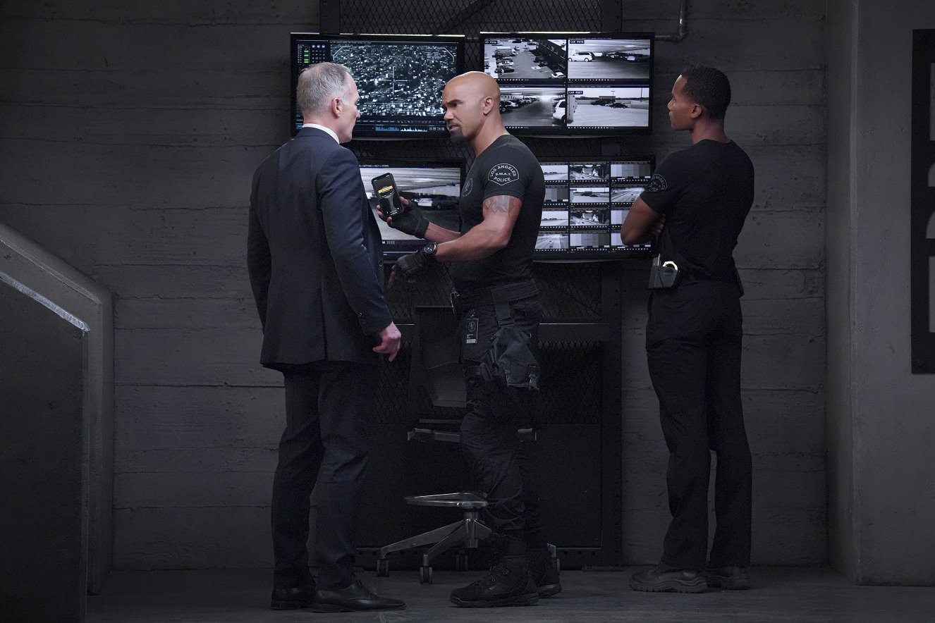S.W.A.T. - Bunkies (S06E19) (2023) | ČSFD.cz