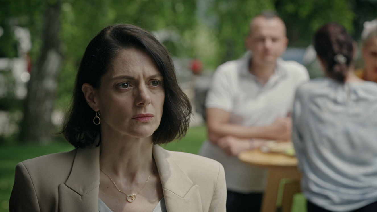 Zrada (2024) | Epizody | ČSFD.cz