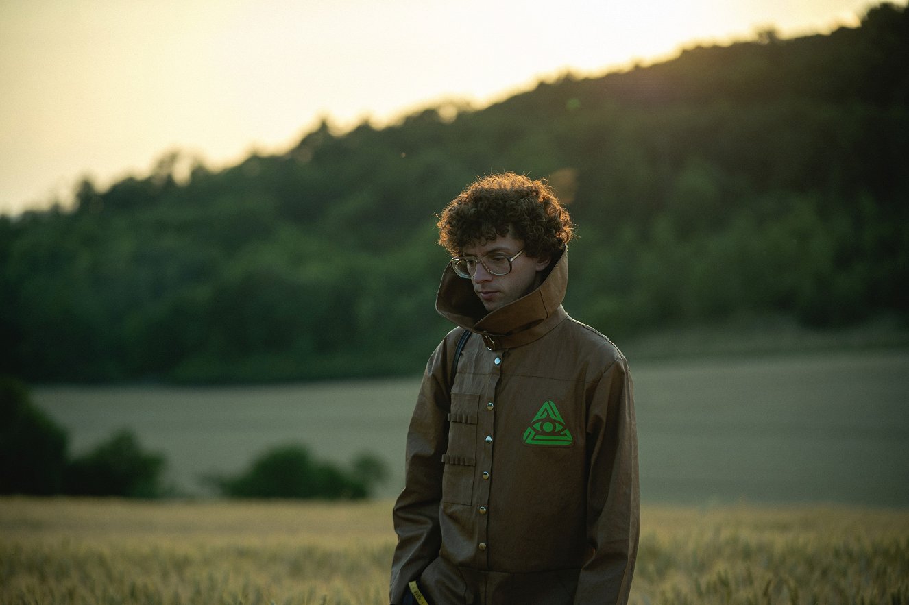 To se vysvětlí, soudruzi! - Ostře sledované UFO (E01) (2024) | Recenze ...