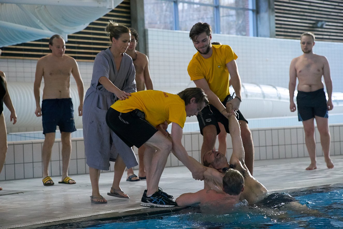 Helt perfekt - Alfahann (S09E02) (2019) | Tvůrci | ČSFD.cz