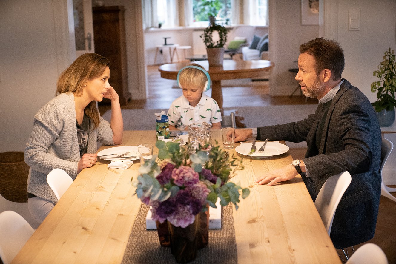 Helt perfekt - Misjonæren (S10E08) (2020) | Galerie - Z epizody | ČSFD.cz