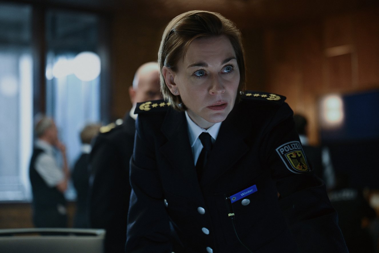 Hijack - Control (S02E02) (2026) | ČSFD.cz