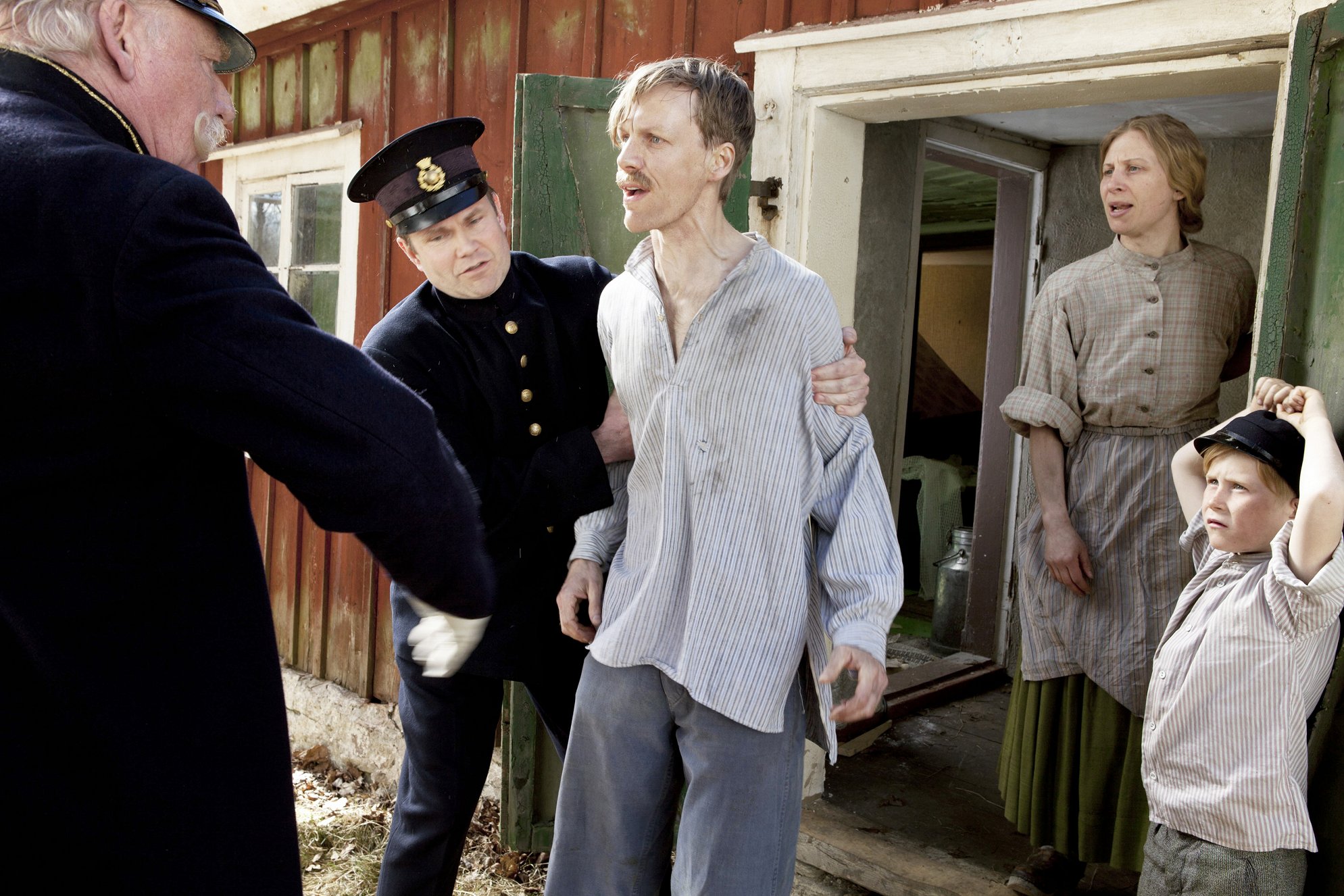 Stoletý stařík, který vylezl z okna a zmizel (2013) | ČSFD.cz