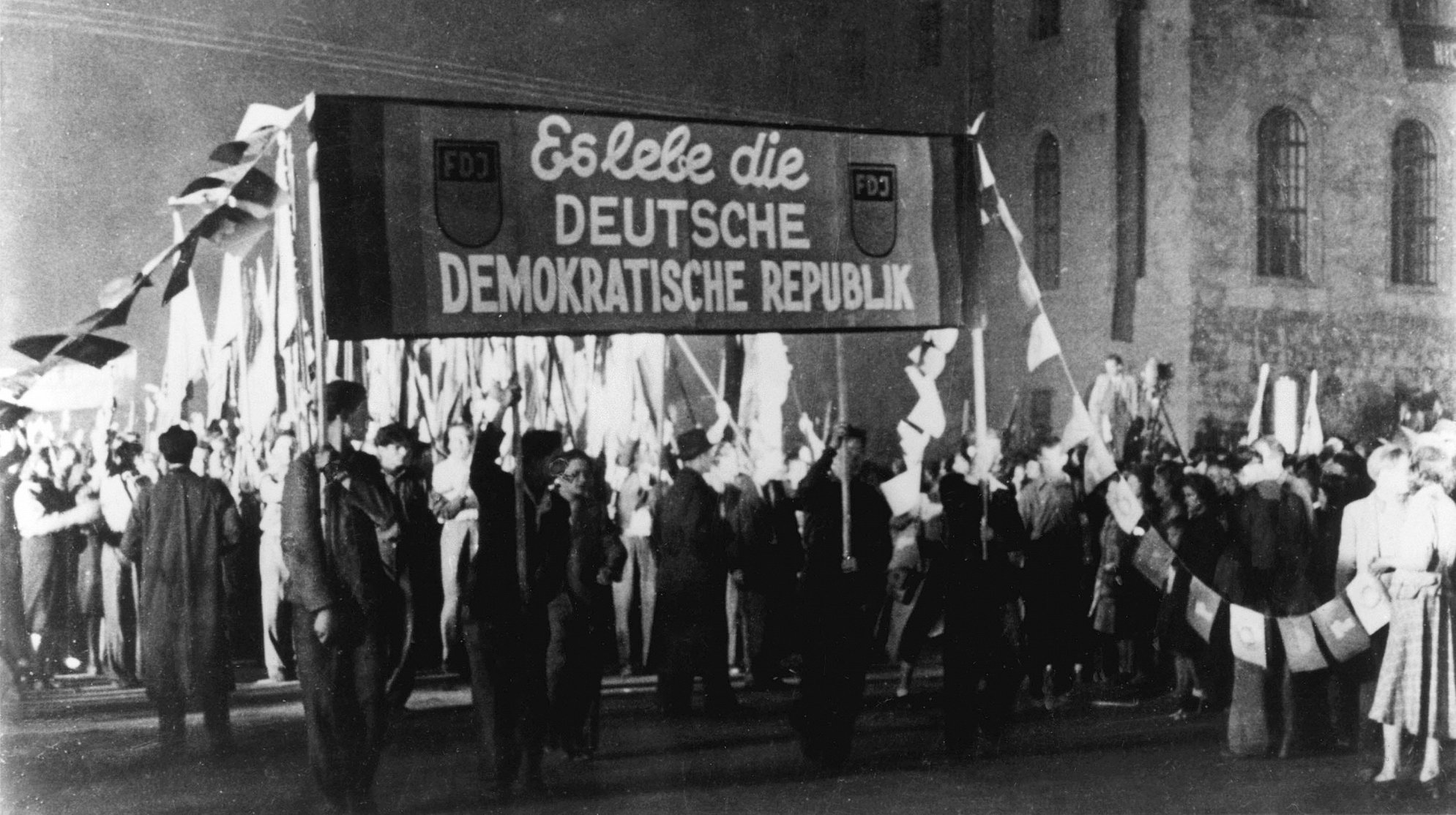 Geschichte im Ersten: 1949 - Ein Jahr, zweimal Deutschland (2019) | ČSFD.cz