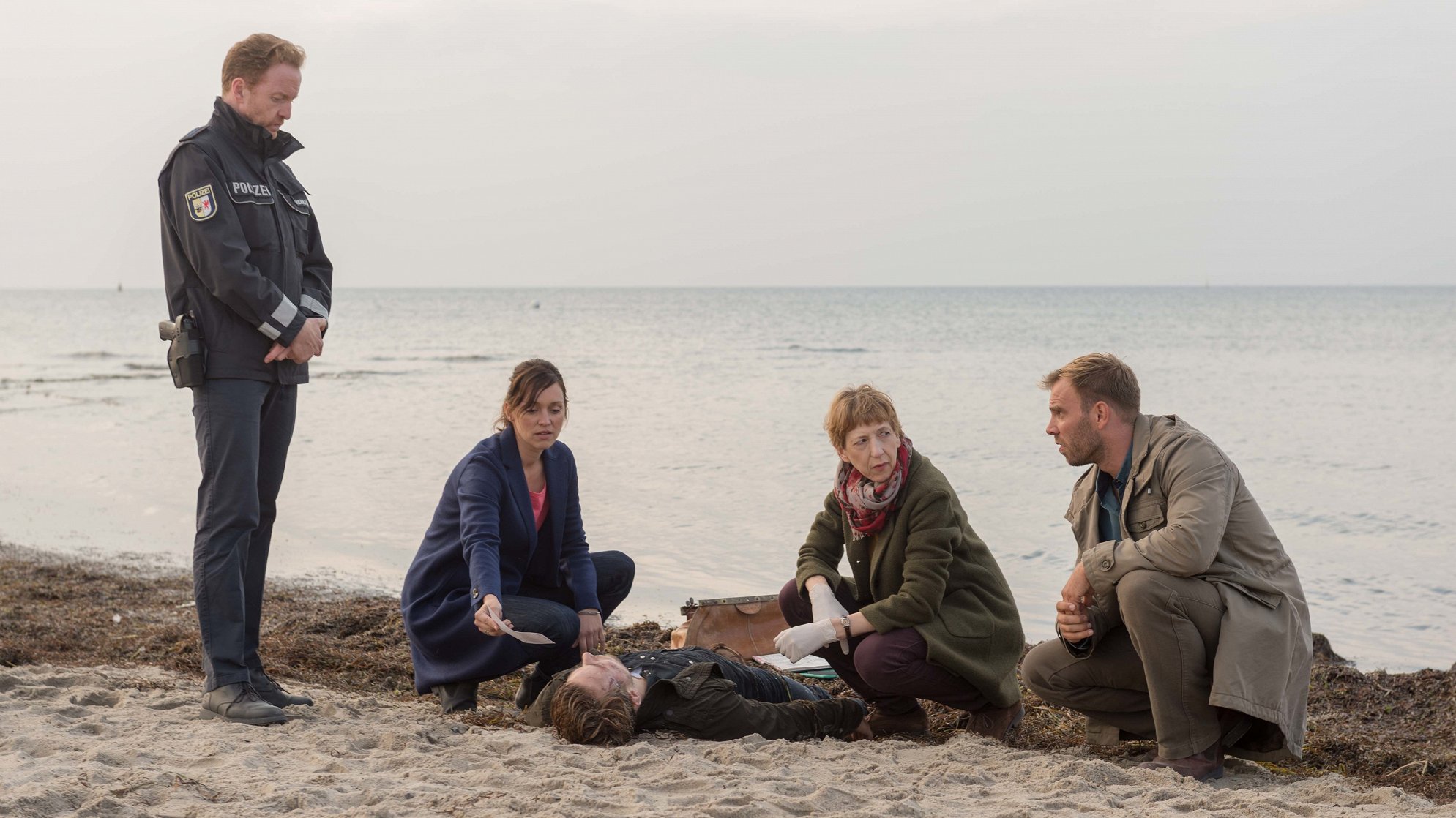 SOKO Wismar - Luftbild (S15E23) (2018) | ČSFD.cz