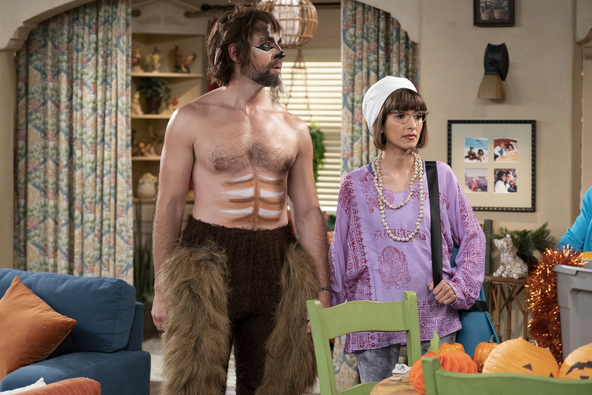 One Day at a Time - One Halloween at a Time (S04E04) (2020) | ČSFD.cz