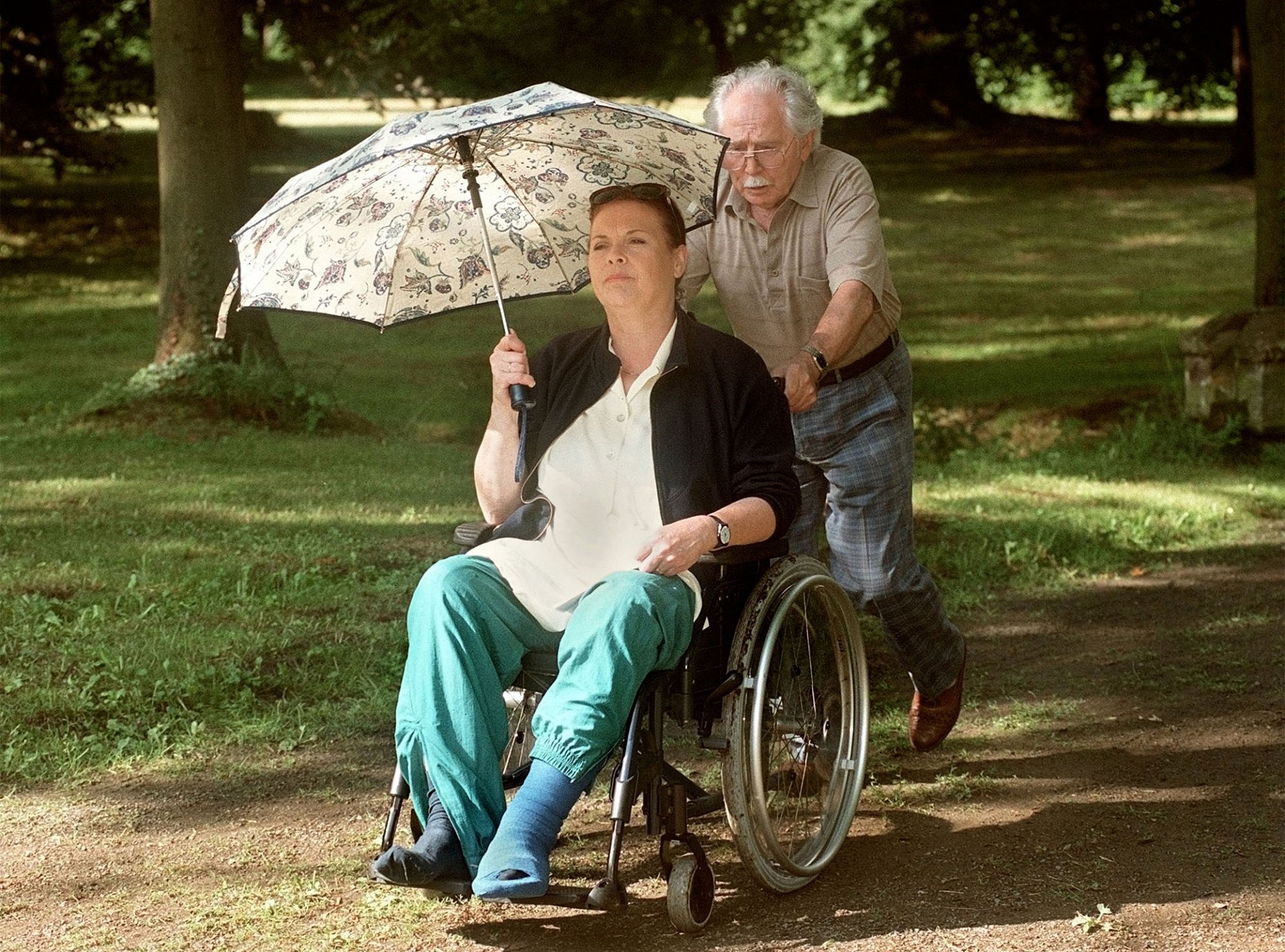 In aller Freundschaft - Wenn Kinder flügge werden (S02E12) (1999) | ČSFD.cz