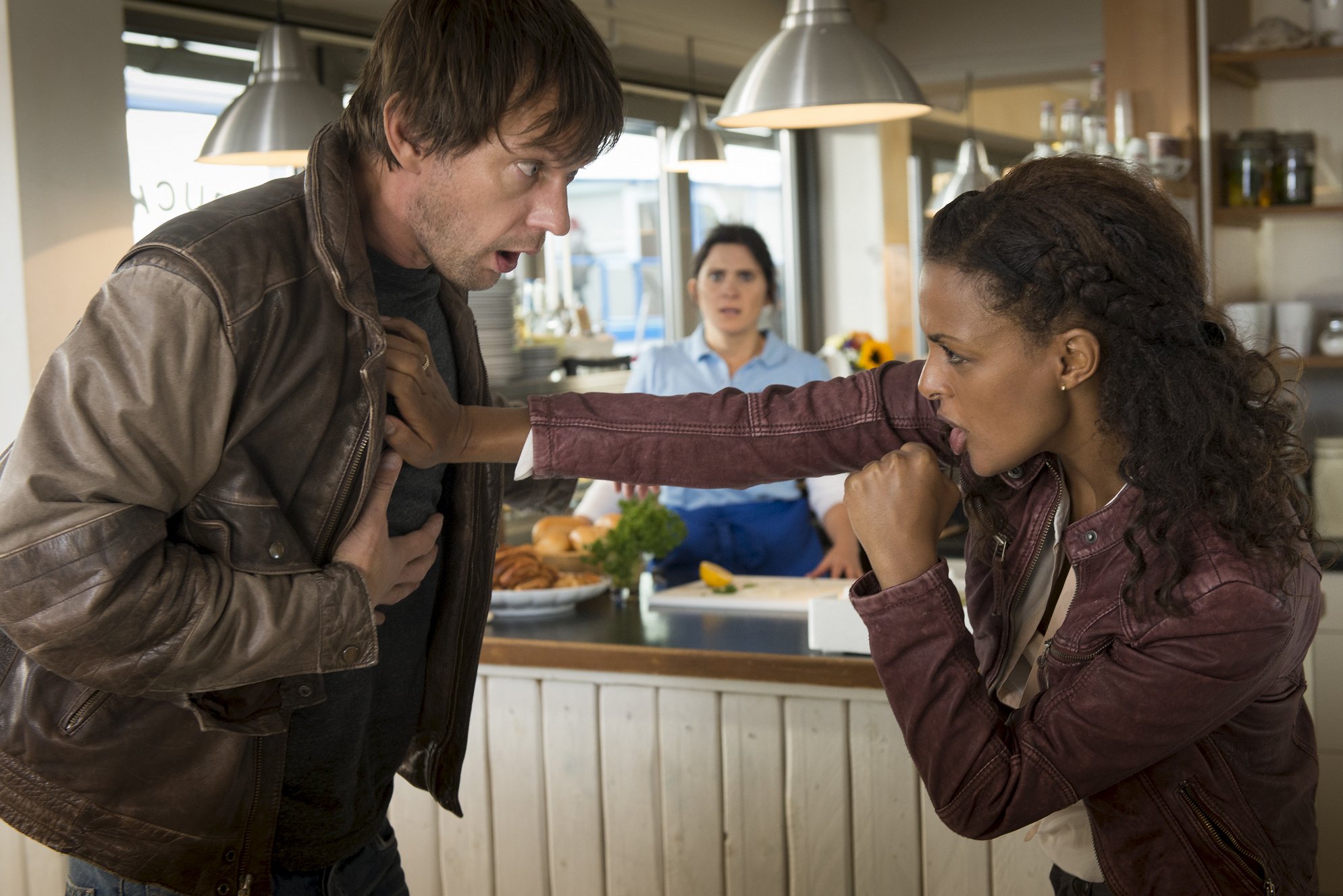 Notruf Hafenkante - Helen (S07E21) (2013) | ČSFD.cz