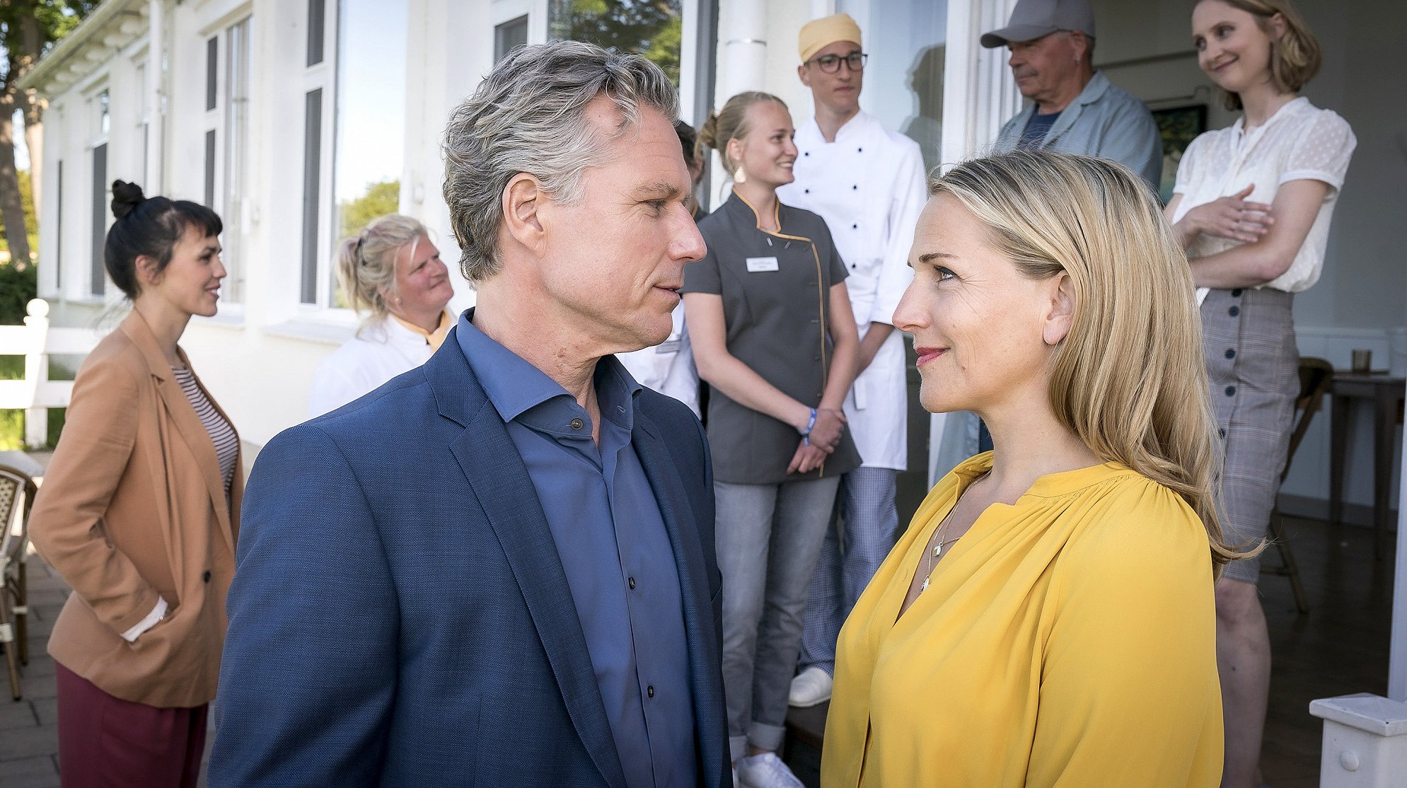 Praxis mit Meerblick - Herzklopfen (E10) (2021) | Ciekawostki ...