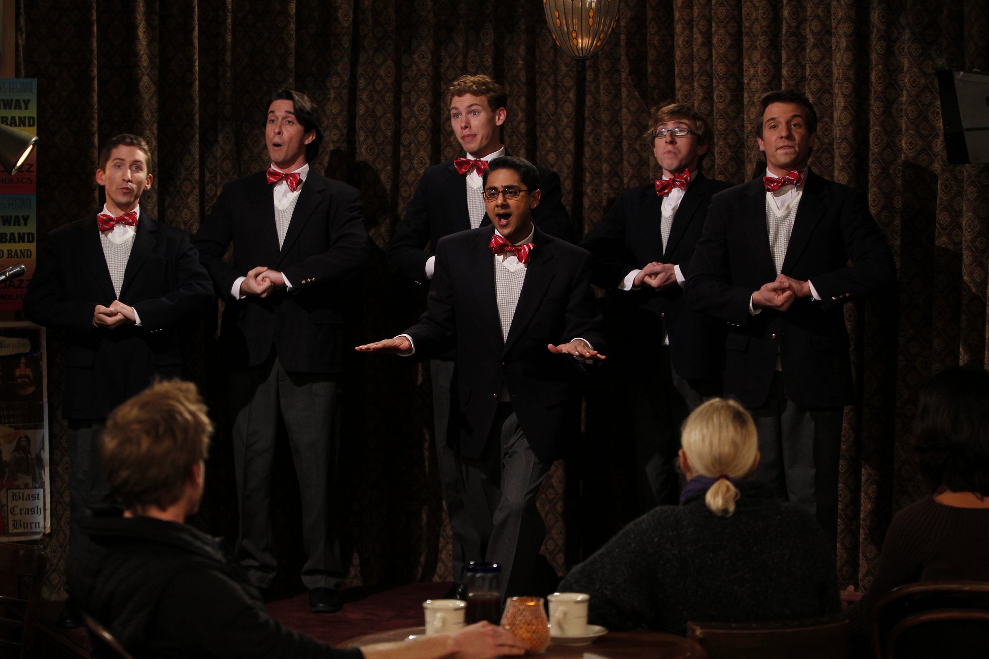 Rules of Engagement - Singing and Dancing (S05E15) (2011) | ČSFD.cz