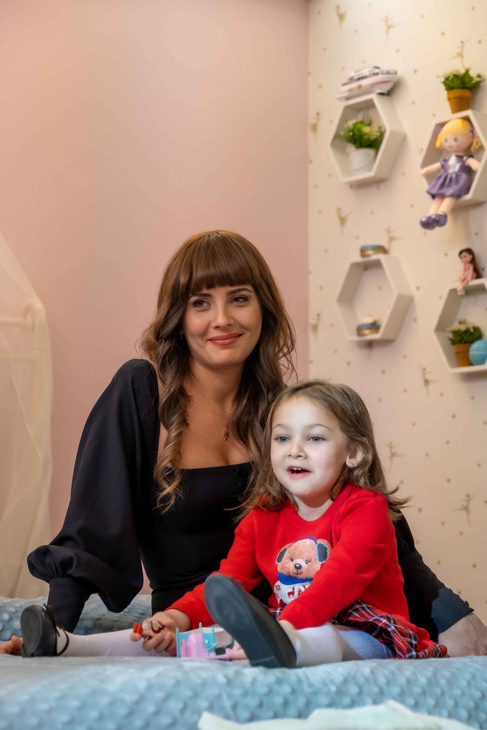 Mateřská láska (2022) | Galerie - Ze seriálu | ČSFD.cz