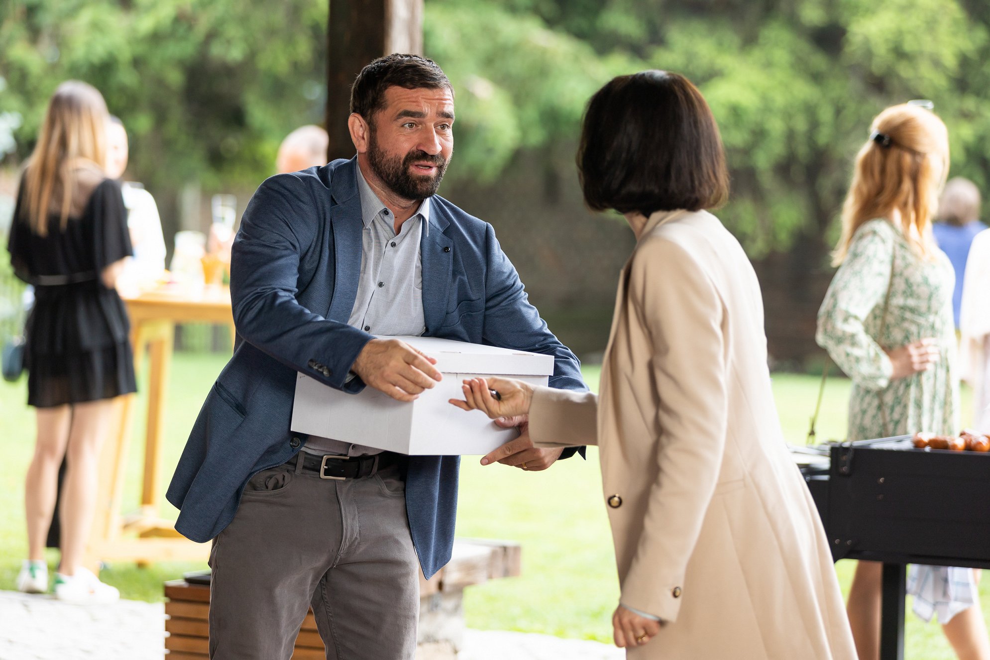 Zrada (2024) | Epizody | ČSFD.cz