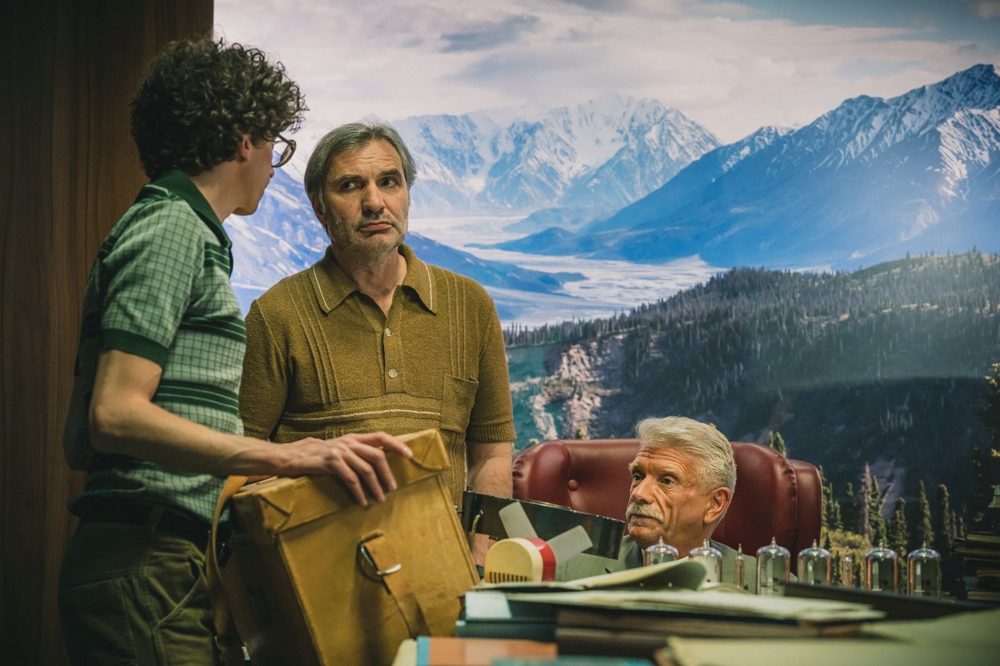 To se vysvětlí, soudruzi! - Ostře sledované UFO (E01) (2024) | Galerie ...