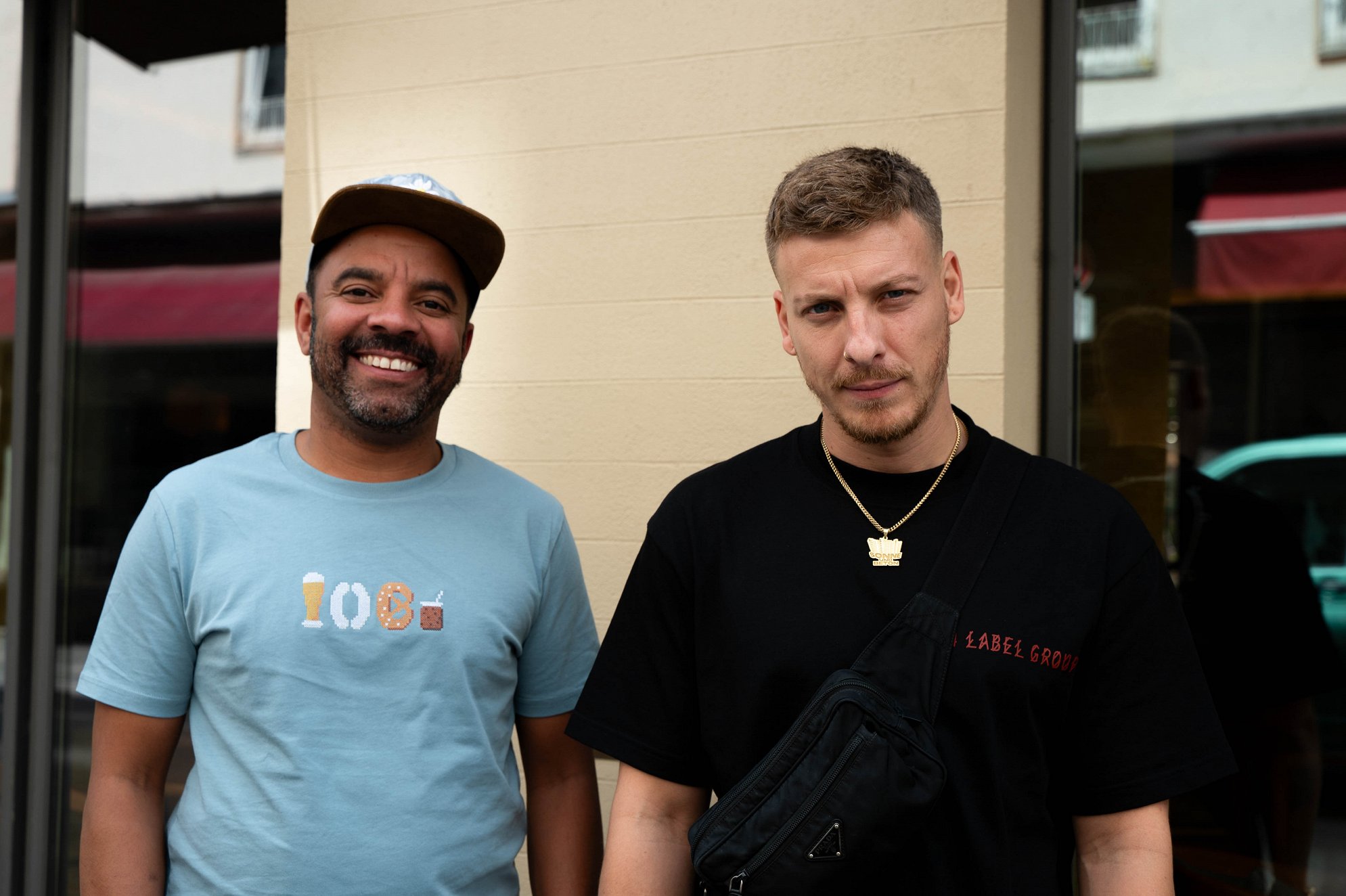 Lebenslinien - Simon Pearce – Humor ist meine Verteidigung (E237) (2024) | ČSFD.cz