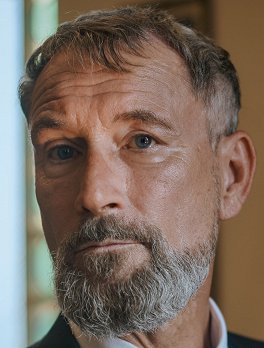 A House of Animals - Affentheater (S09E01) (2022) | Creators | ČSFD.cz