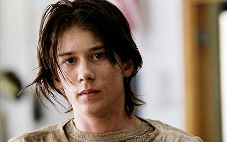 Lou Taylor Pucci | ČSFD.cz