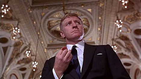 Clive Revill | ČSFD.cz