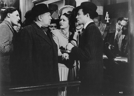 Hugh Sinclair | ČSFD.cz