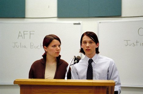 Lou Taylor Pucci | ČSFD.cz