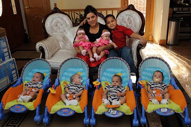 Sextuplets Take New York (2010) | ČSFD.cz