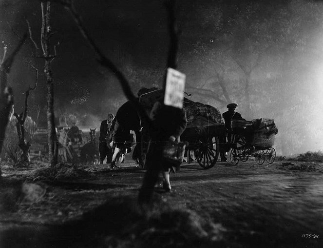 Paris Calling (1941) | ČSFD.cz