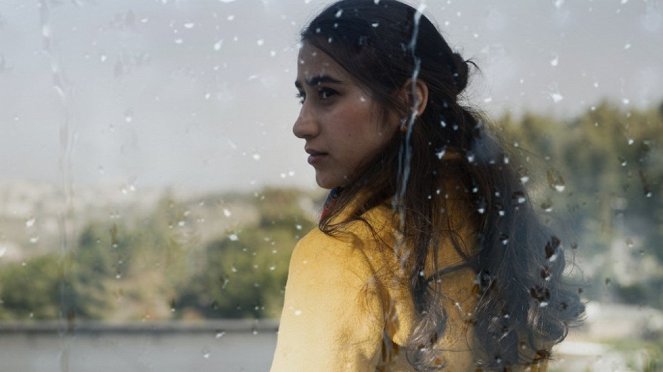 Between Worlds (2016) | ČSFD.cz