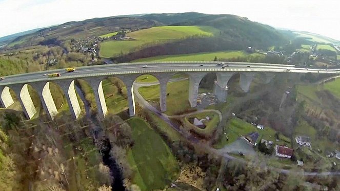 Von der Unvollendeten zum Einheitssymbol - Die Autobahnbrücke Pirk ...