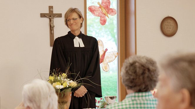 Herr Pfarrer ist jetzt Pfarrerin - Elke und ihre Gemeinde (2022) | ČSFD.cz