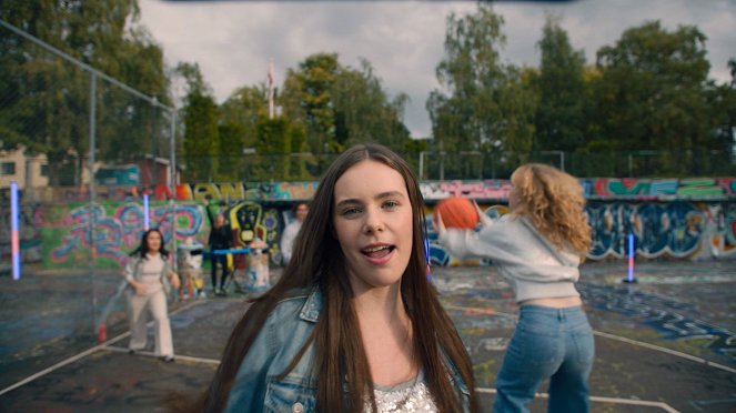 Amalie og Mathea - Sigrid Singer Songwriter (S03E01) (2023) | ČSFD.cz