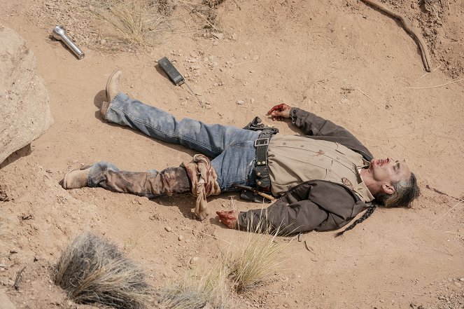 Dark Winds - T'áá Áłts'íísígo (Just a Small Piece) (S03E07) (2025 ...