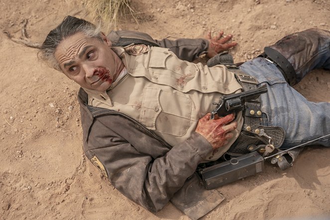 Dark Winds - T'áá Áłts'íísígo (Just a Small Piece) (S03E07) (2025 ...