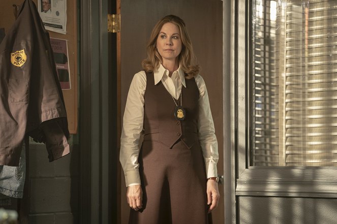 Dark Winds - T'áá Áłts'íísígo (Just a Small Piece) (S03E07) (2025 ...