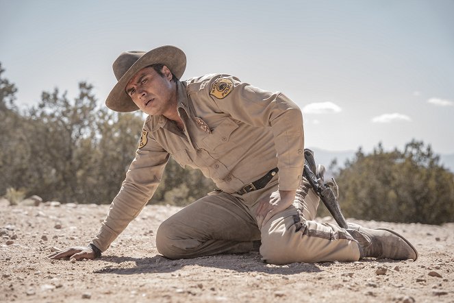 Dark Winds - T'áá Áłts'íísígo (Just a Small Piece) (S03E07) (2025 ...