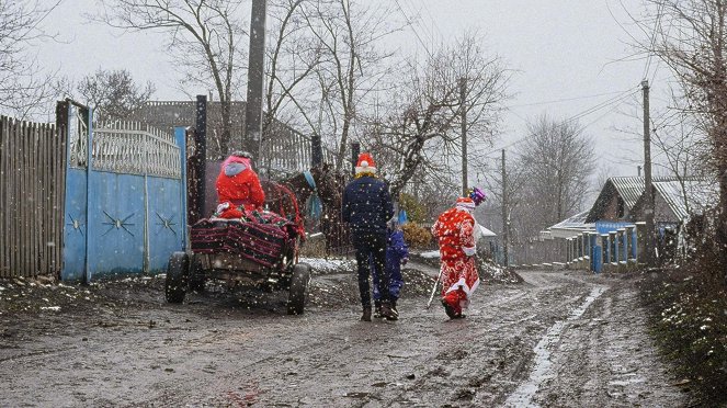 Electing Ms Santa (2025) | Galerie - Z filmu | ČSFD.cz