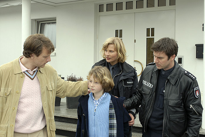 Policie Hamburk - Vysvědčení (S01E01) (2007) | ČSFD.cz