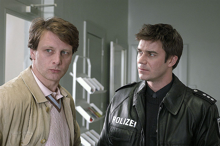 Policie Hamburk - Vysvědčení (S01E01) (2007) | ČSFD.cz