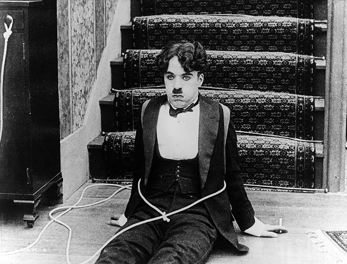 Chaplin se vrací z flámu (1916) | ČSFD.cz