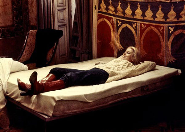 La Femme aux bottes rouges (1974) | ČSFD.cz