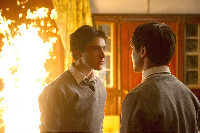 Seconds Apart (2011) | ČSFD.cz