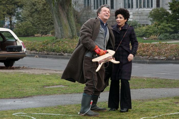 Fringe - The Last Sam Weiss (S03E21) (2011) | Galéria - Z epizódy | ČSFD.sk