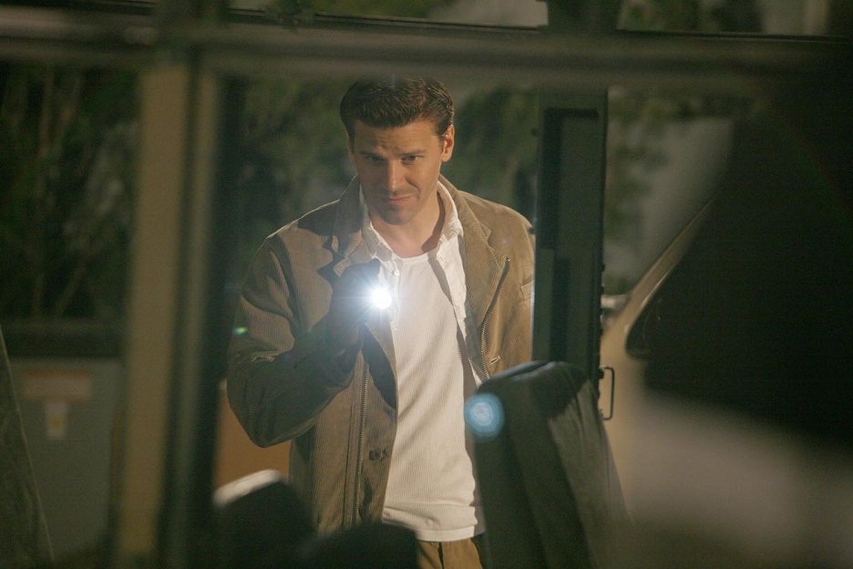 Kosti - Lebka v púšti (S01E17) (2006) | ČSFD.sk