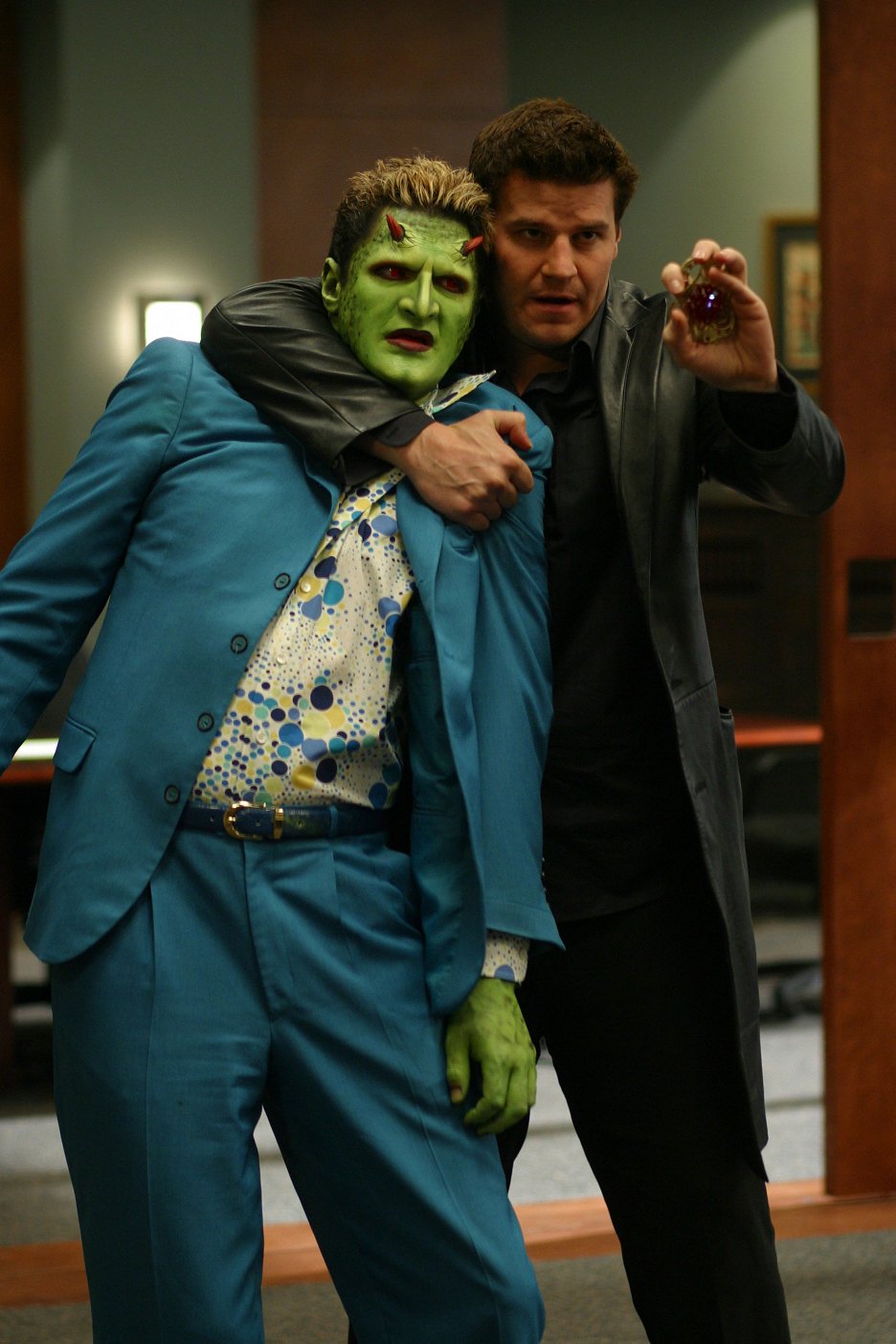 Angel - Hra mocných (S05E21) (2004) | ČSFD.cz