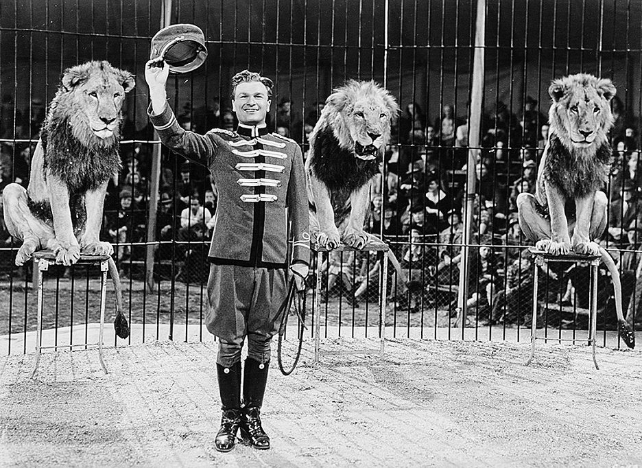 The Wagons Roll at Night (1941) | ČSFD.cz